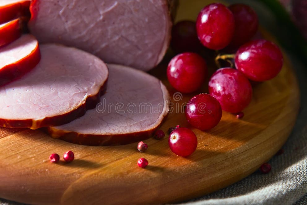 Gerookte Vlees En Rode Druif Stock Foto - Image of niemand, houten ...