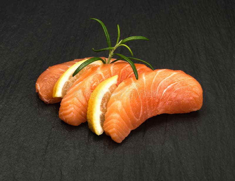 Ruw Zalmfilet Op Een Witte Achtergrond Forelfilet Met Rozemarijn Wilde ...