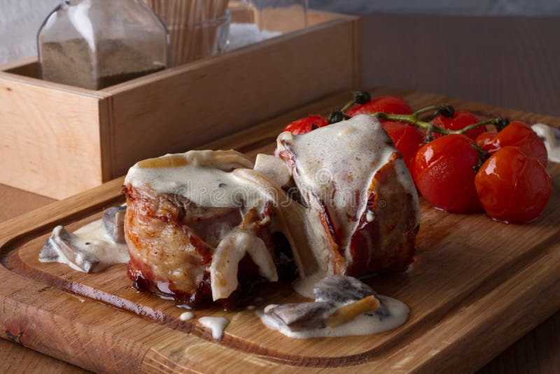 Geroosterd Die Vlees in Bacon Wordt Verpakt Stock Foto - Image of ...