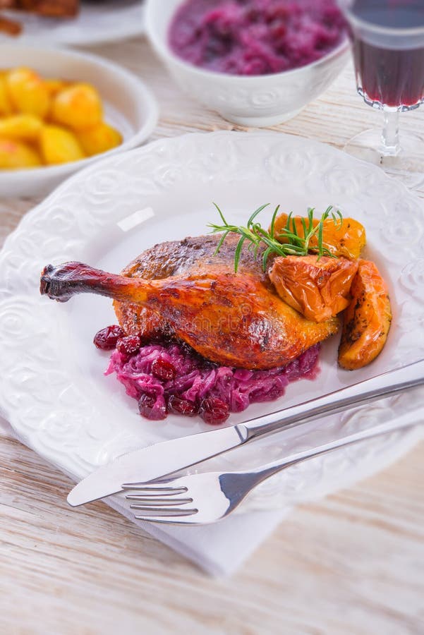 Geroosterde Eend Met Broodbollen, Rode Kool Stock Afbeelding - Image of ...