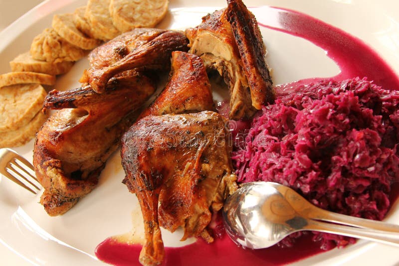 Geroosterde Eend Met Broodknedels, Rode Kool Stock Afbeelding - Image ...