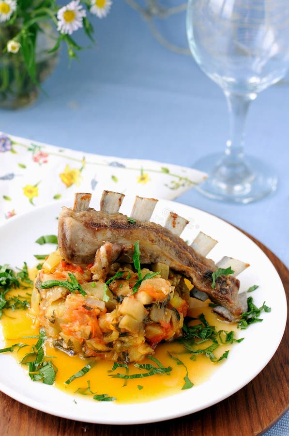 Geroosterde Lamsribben Met Gestoofde Groenten Stock Afbeelding - Image ...