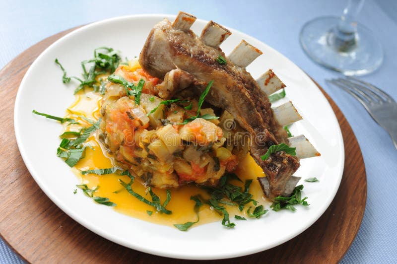Geroosterde Lamsribben Met Gestoofde Groenten Stock Foto - Image of ...