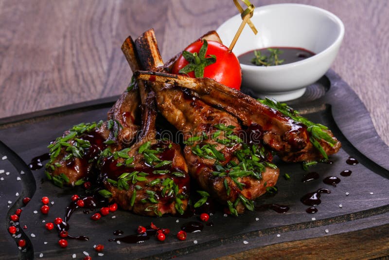 Geroosterde lamsribben stock foto. Image of lunch, diner - 124921188