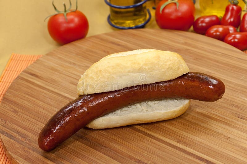 Geroosterde Worst Met Noedels, Sla En Aardappel Stock Foto - Image of ...