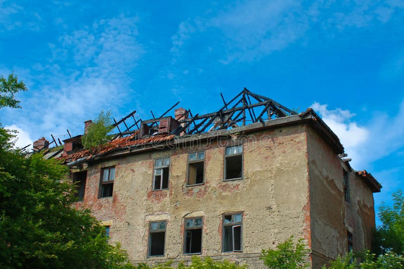 Geruïneerd huis na brand stock foto. Image of baksteen - 14966932