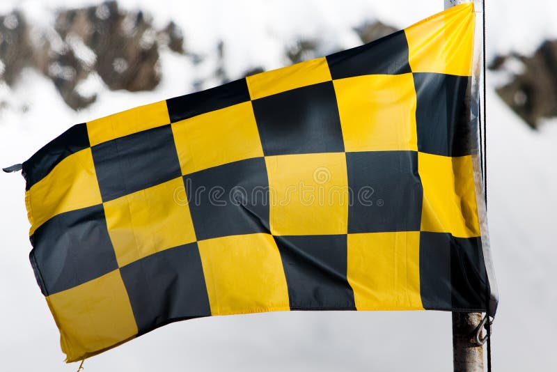 Geruite Vlag - Hoog Lawinerisico Stock Afbeelding - Image of geel ...