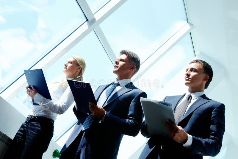 Erfolgreiche Geschäftsfrau in Der Kreativen Teamsitzung Stockbild ...