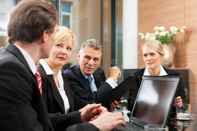 Geschäft - Teamsitzung In Einem Büro Stockfoto - Bild von büro ...