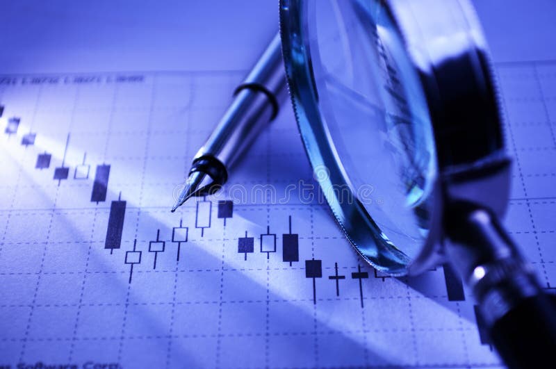 Lupe, Stift Und Analytischer Finanzbericht, Die Auf Einer Tabelle ...