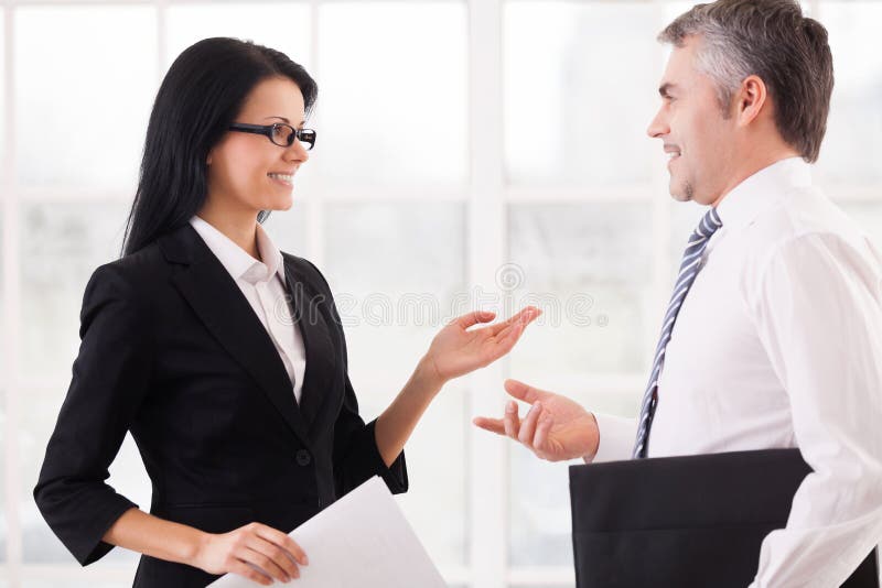 Geschäftskollegen, Die Arbeit Besprechen. Stockfoto - Bild von geschäft ...