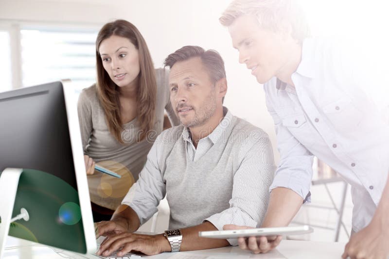 Geschäftsleute Im Büro, Das an Computer Arbeitet Stockbild - Bild von ...