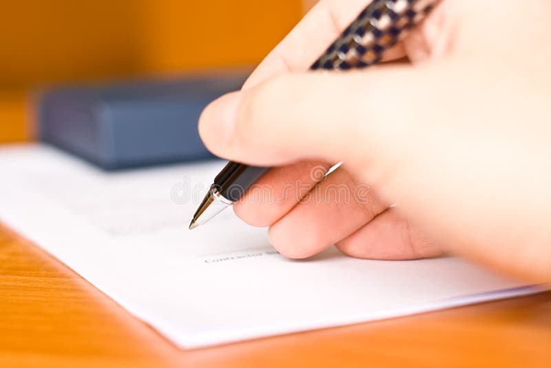 Geschäftsmann, Der Den Vertrag Unterzeichnet Stockfoto - Bild von firma ...