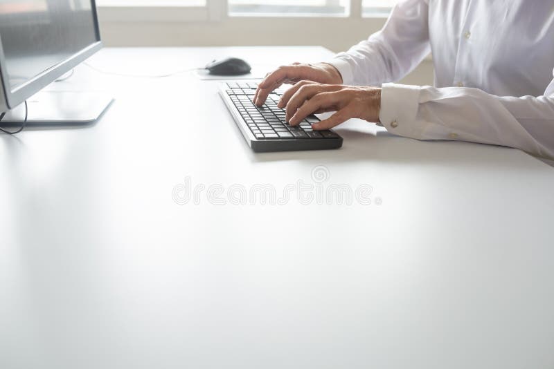 Arbeiten an Computer stockfoto. Bild von versicherung - 32943174