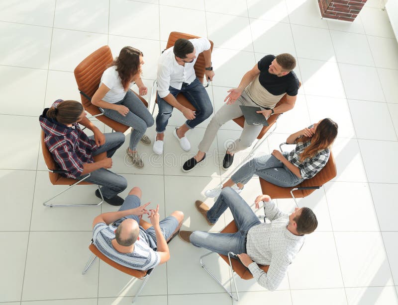 Team, Das in Einer Lektion Auf Teamentwicklung Sitzt Stockbild - Bild ...