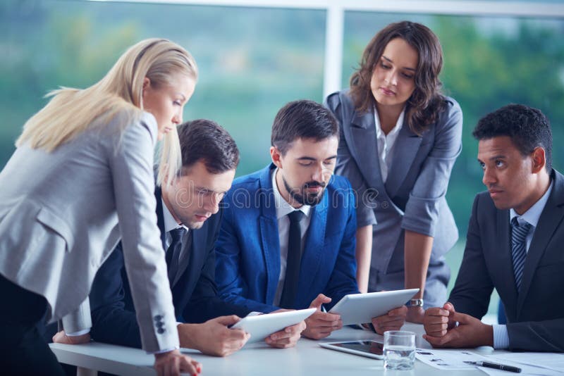 Clown im Anzug stockfoto. Bild von geschäft, schwarzes - 31365784
