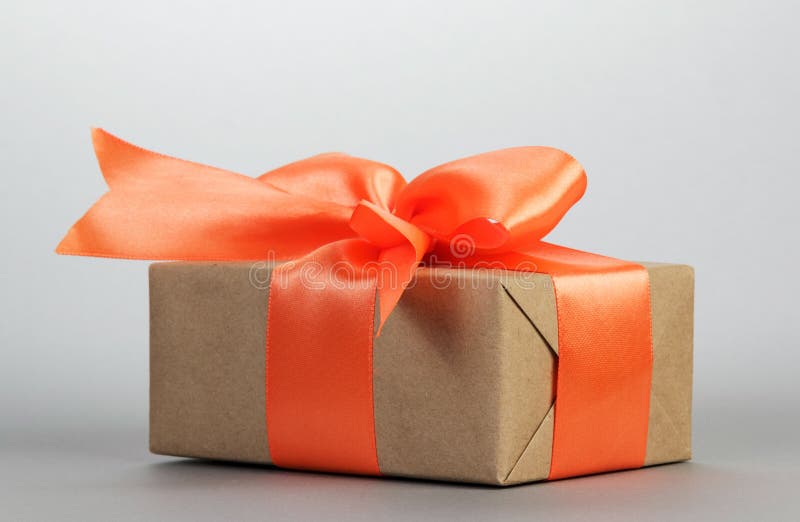 Geschenkbox Mit Orange Bogen Stockbild - Bild von jahrestag ...