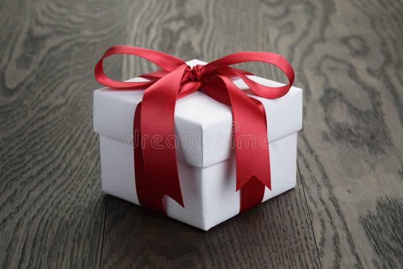 Geschenkbox Mit Rotem Bogen Auf Rustikaler Tabelle Stockbild - Bild von ...