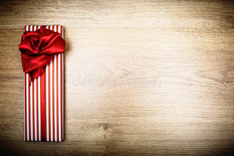 Geschenkbox Mit Roten Streifen Und Ein Bogen in Form Von Rosen ...