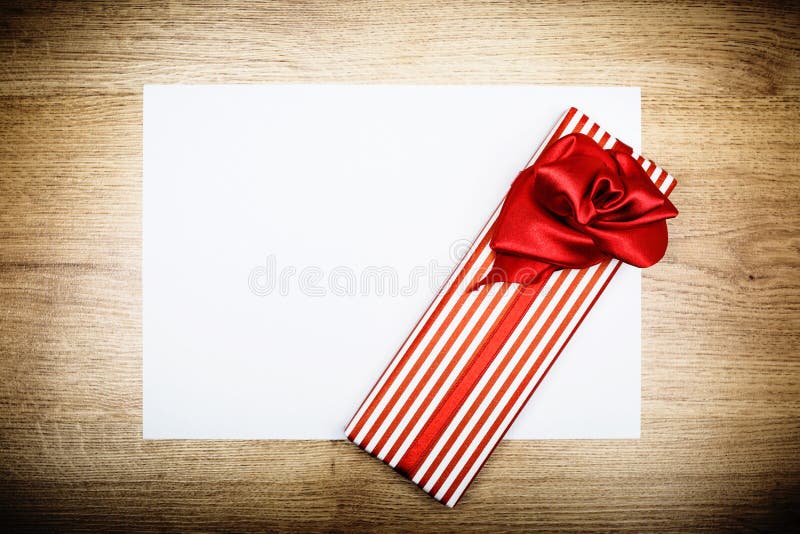 Geschenkbox Mit Roten Streifen Und Ein Bogen in Form Von Rosen ...