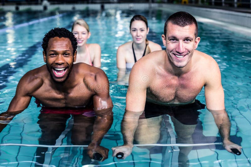 Geschikte Mensen Die in De Pool Cirkelen Stock Afbeelding - Image of ...