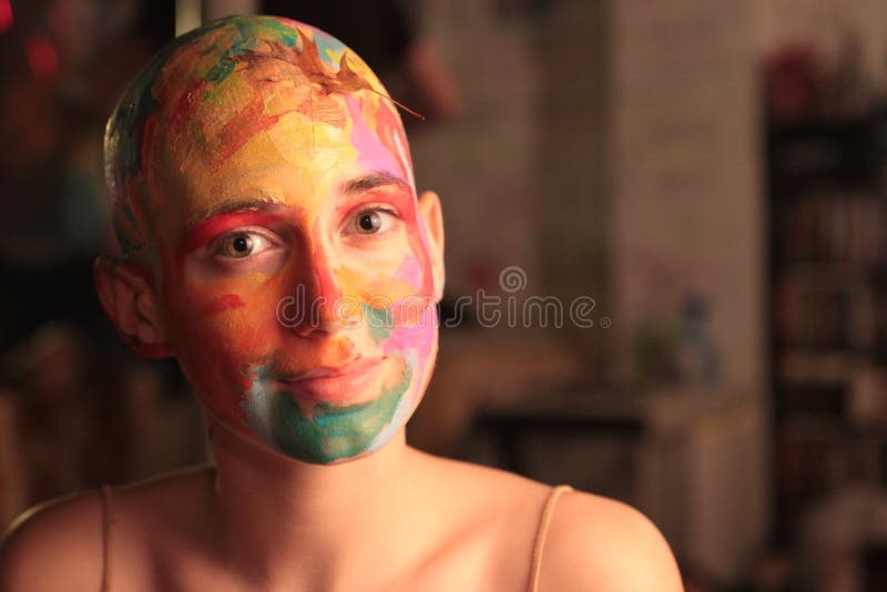 Geschilderd Kaal Hoofd stock foto. Image of wijfje, rood - 22831374