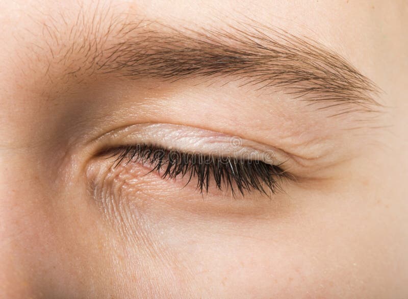 Menschliches Auge, Das Zu Unten Schaut Stockbild - Bild von unten ...