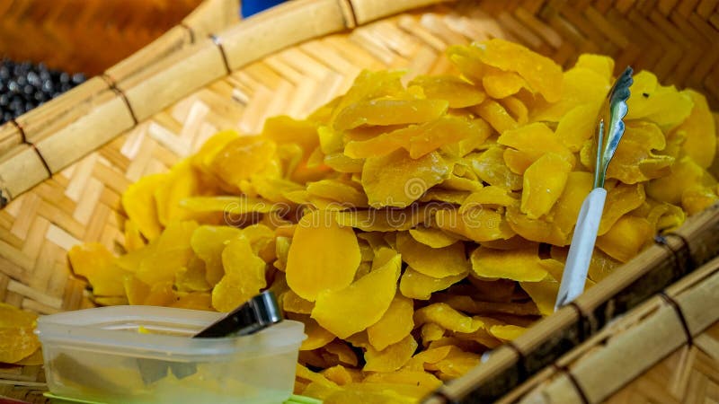 Getrocknete Mangos Auf Einem Container Stockbild - Bild von konserviert ...