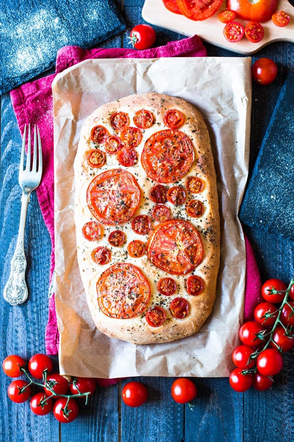 Geschmackvolles Handgemachtes Tomaten-Pizza-Brot Stockbild - Bild von ...