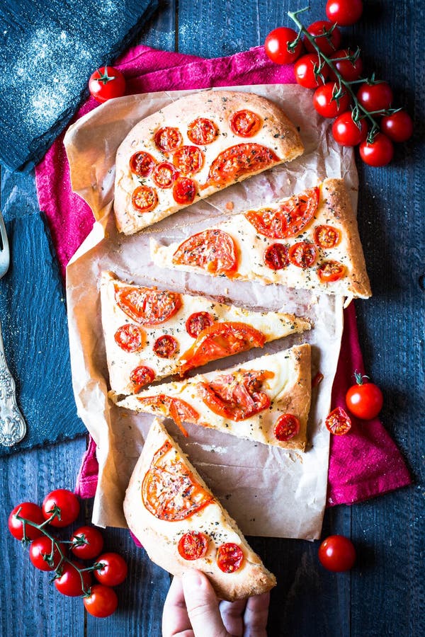 Geschmackvolles Handgemachtes Tomaten-Pizza-Brot Stockbild - Bild von ...