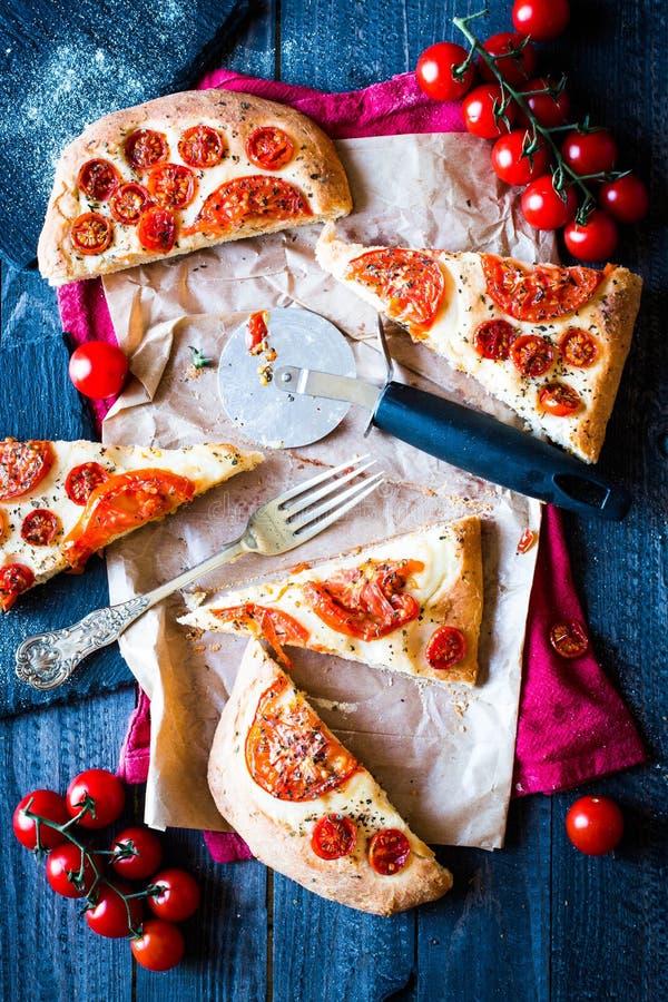 Geschmackvolles Handgemachtes Tomaten-Pizza-Brot Stockfoto - Bild von ...