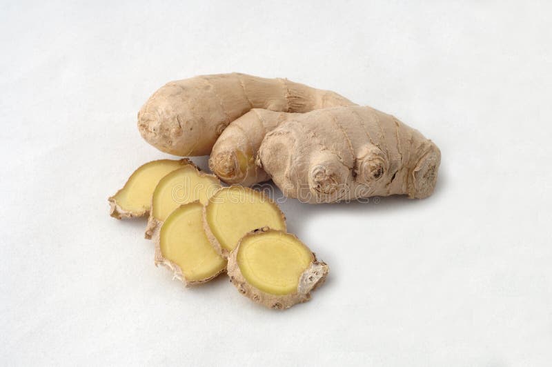 Geschnittene Ingwerwurzel stockfoto. Bild von würzig - 114772934