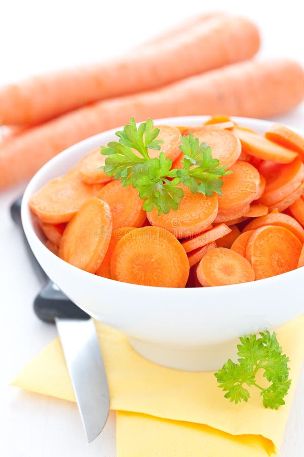 Geschnittene Karotten Auf Einer Tabelle in Einer Platte Stockfoto ...