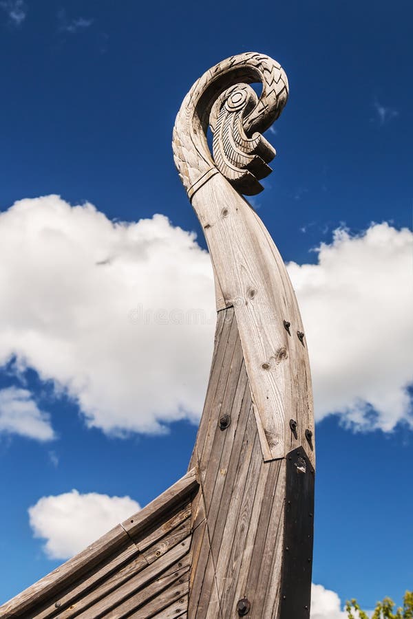 Der Kopf Des Geschnitzten Vogels Auf Einem Boot Viking Drakkar in ...