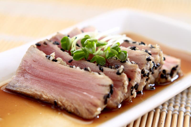Geschroeide Tonijn stock afbeelding. Image of groen, oosters - 21449515