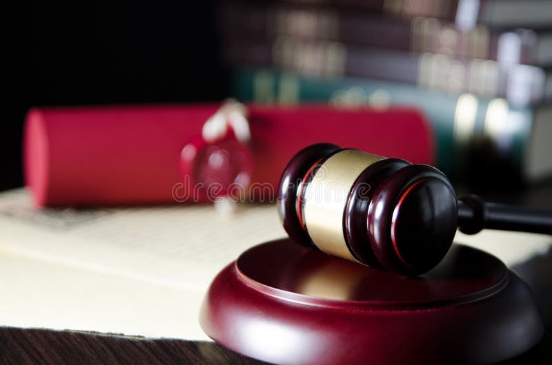 Gesetzeshammer Im Gerichtssaal Rechtssystem Stockfoto - Bild von hammer ...