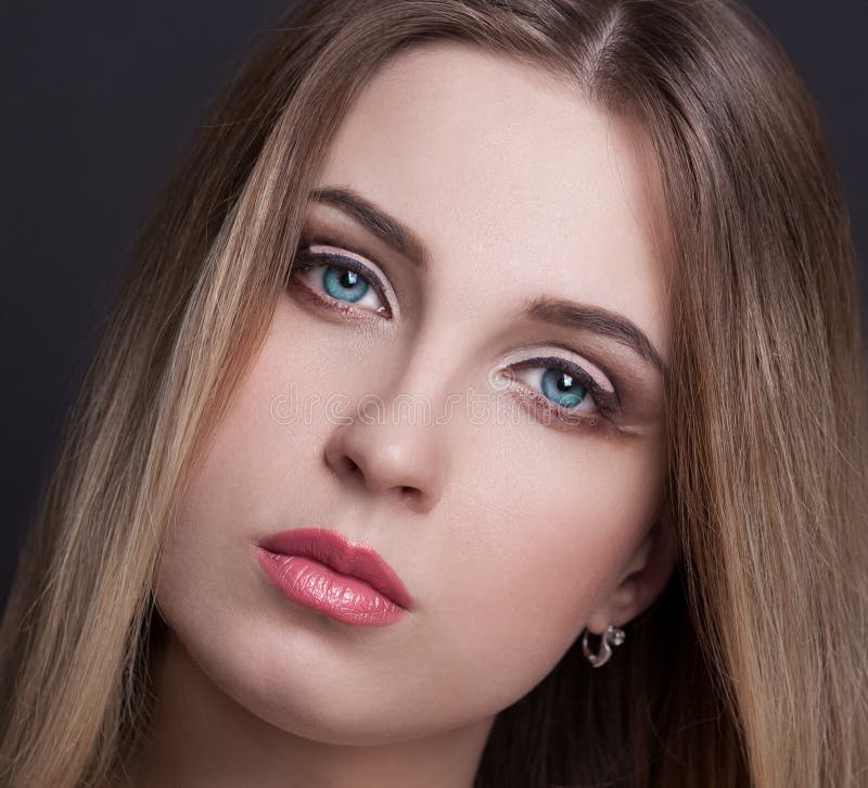 Gesicht, Blaue Augen, Tulpen Stockfoto - Bild von augenbrauen, mädchen ...