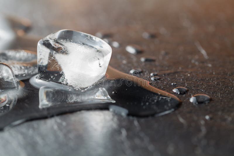 Gesmolten Ijs Op Een Leisteen Plaat Stock Afbeelding - Image of ...