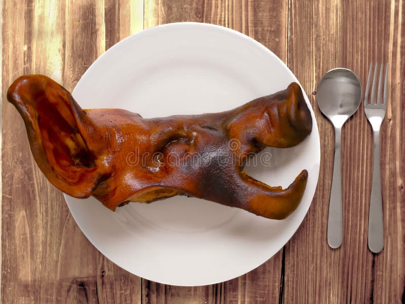 Het Hoofd Van Het Varken Op Een Plaat Stock Foto - Afbeelding bestaande ...