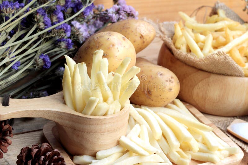 Gesneden Frieten En Verse Aardappels Stock Foto - Image of snel, friet ...