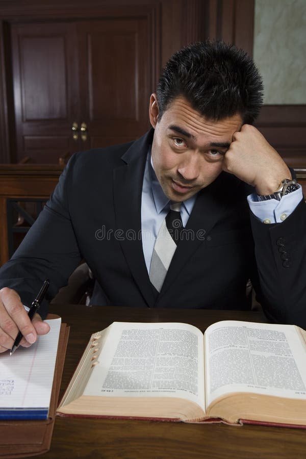 Gespannen Verdediger Sitting with Book En Nota's Stock Foto - Image of ...