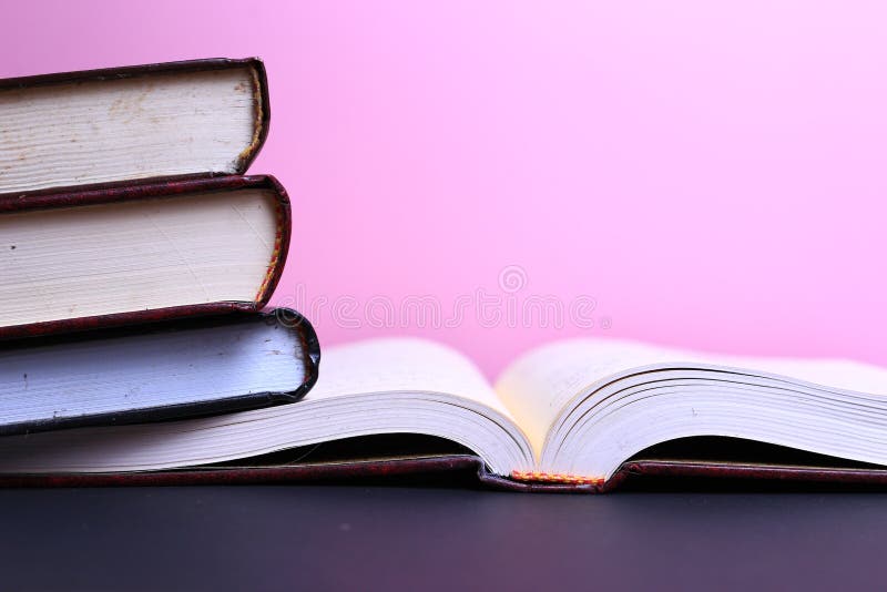 Gestapeld Van Boeken Op Zwarte Achtergrond Stock Afbeelding - Image of ...