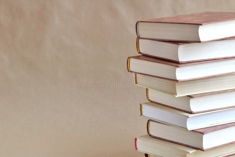 Gestapelde Boeken Op Een Beige Achtergrond Stock Afbeelding - Image of ...