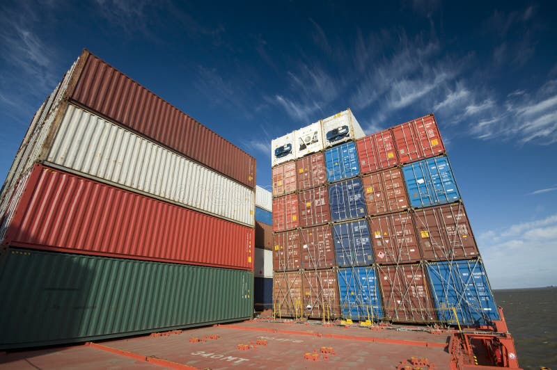 Gestapelde Containers Op Dek Van Een Containerschip Stock Foto - Image ...