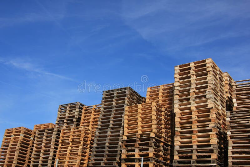 Gestapelde Houten Pallets stock foto. Image of baksteen - 64503178