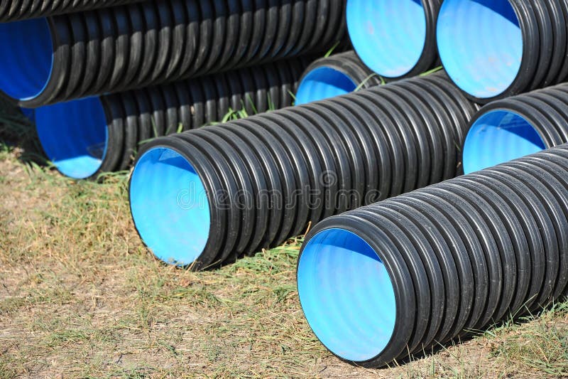 Gestapelde pvc-pijp stock afbeelding. Image of buisleidingen - 60553259