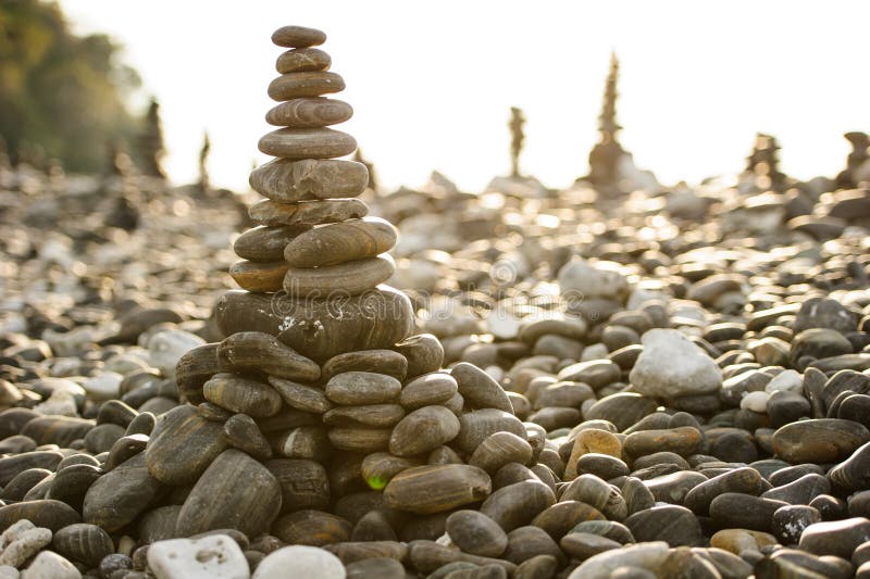 Gestapelde Stenen Op Een Achtergrond Van Strand En Overzees Stock Foto ...