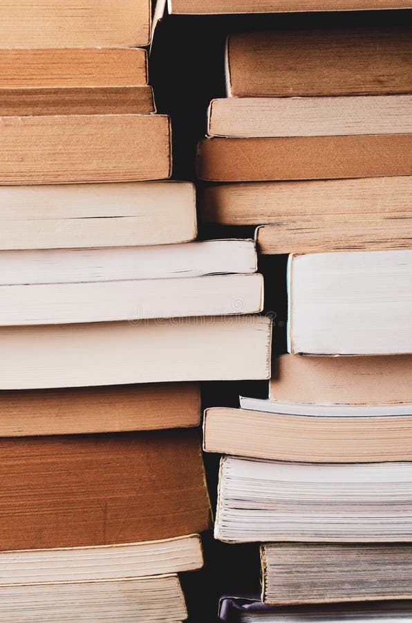 Buch-Stapel Auf Schreibtisch Mit Tafel-Hintergrund Stockbild - Bild von ...