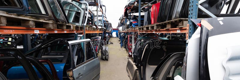 Gestelle mit Autoteilen stockbild. Bild von gang, maschinerie - 132510759