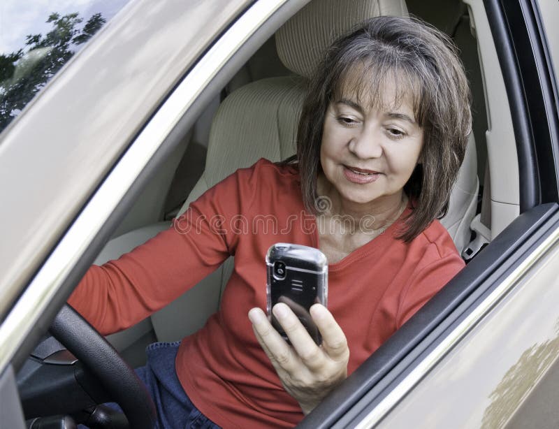 Conducteur distrait image stock. Image du téléphone, people - 34196679